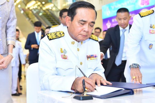 Labour Minister Signs Blessings for HRH Princess Soamsawali - Ministry ...
