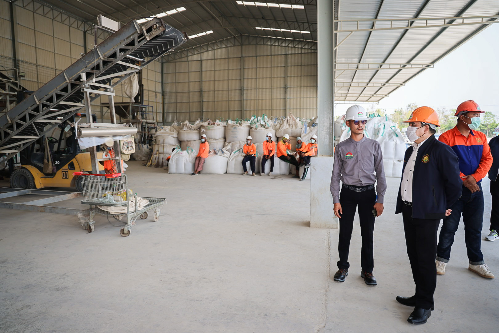 ผู้ตรวจราชการกระทรวงแรงงาน ลงพื้นที่สุพรรณบุรี ตรวจคัดกรองเบื้องต้นด้าน ...