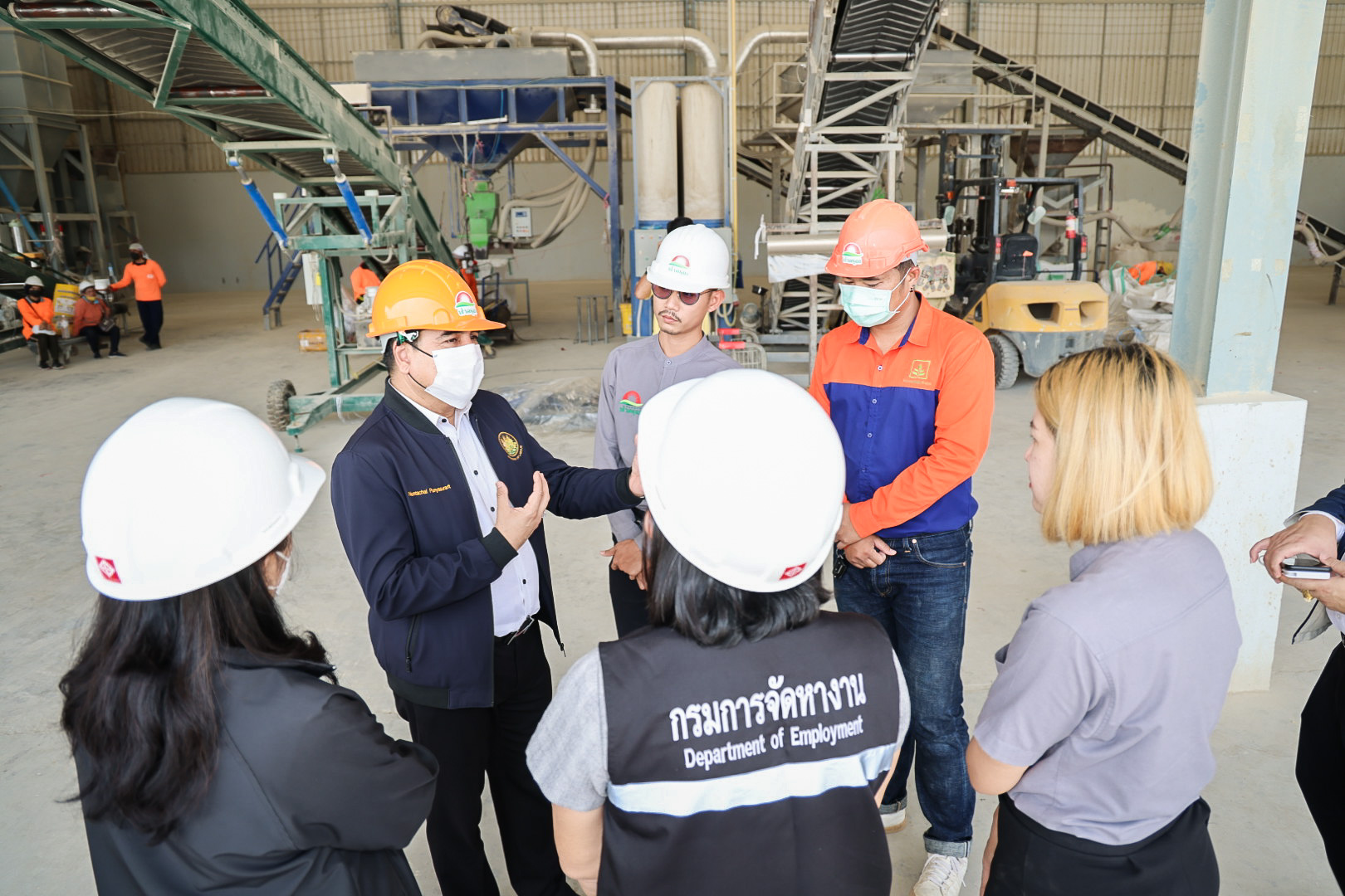 ผู้ตรวจราชการกระทรวงแรงงาน ลงพื้นที่สุพรรณบุรี ตรวจคัดกรองเบื้องต้นด้าน ...