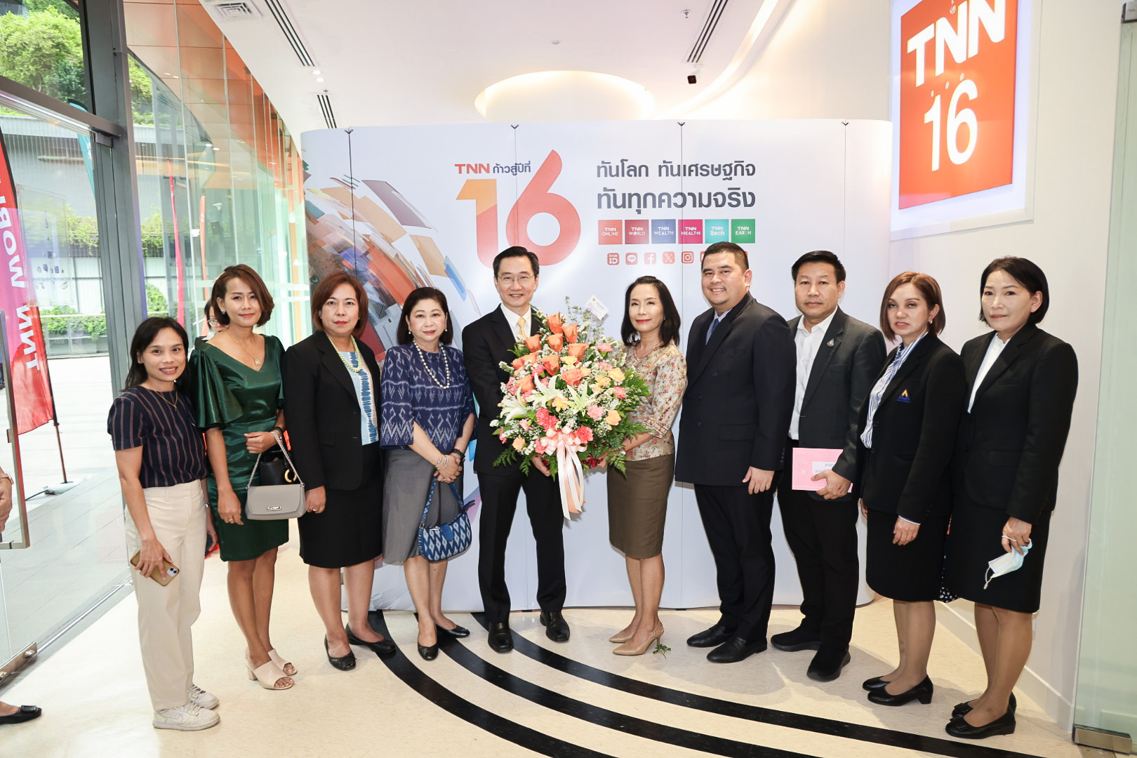 หัวหน้าผู้ตรวจแรงงาน นำทีมร่วมแสดงความยินดีเนื่องในโอกาสก้าวสู่ปีที่ 16 ...